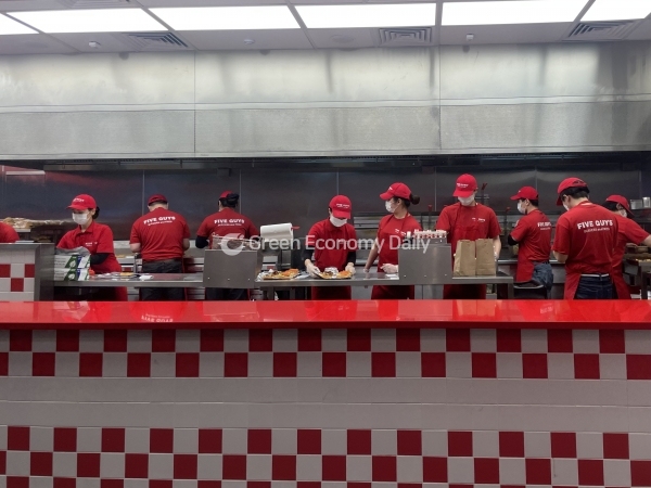 중장년 임시고용률 'OECD 1위'... 식음료 프랜차이즈 '시니어 알바생' 많아졌다 - Kollo