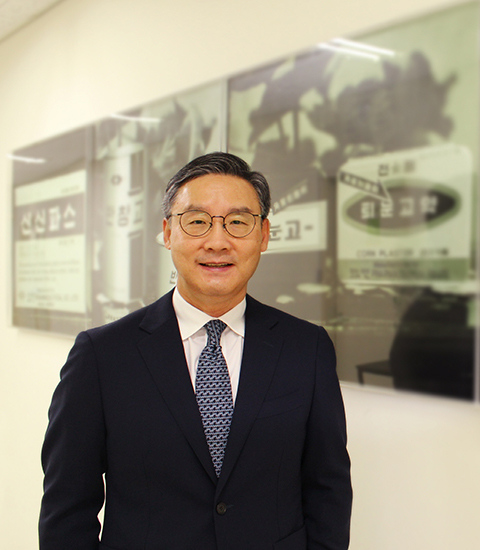 ‘교수 출신’ 오너 2세 신신제약 대표…‘매출 1000억 달성’ 약속 지켰다 - Kollo